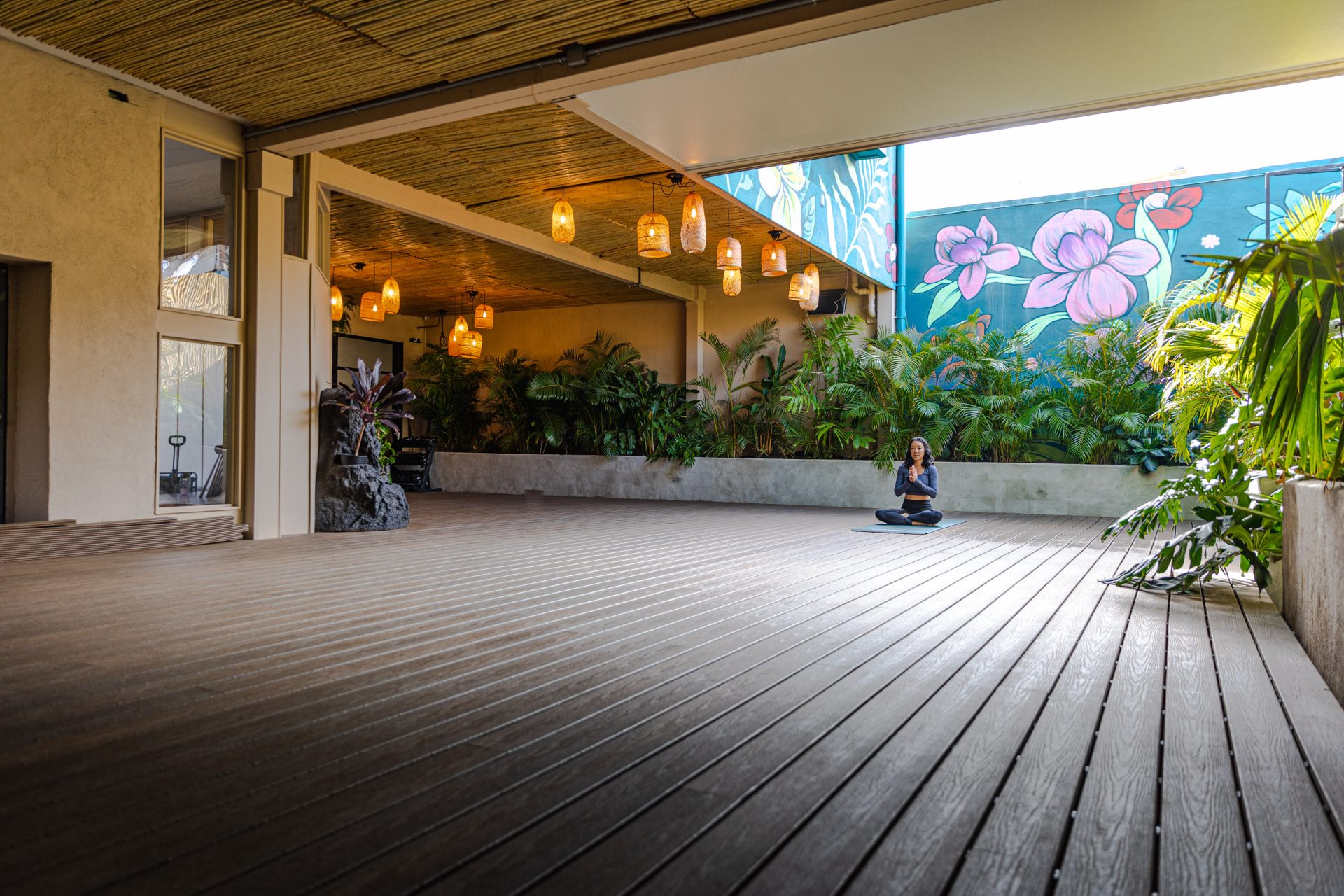 Kakaʻako Yoga Studio - Yoga Under the Palms Hawaiʻi